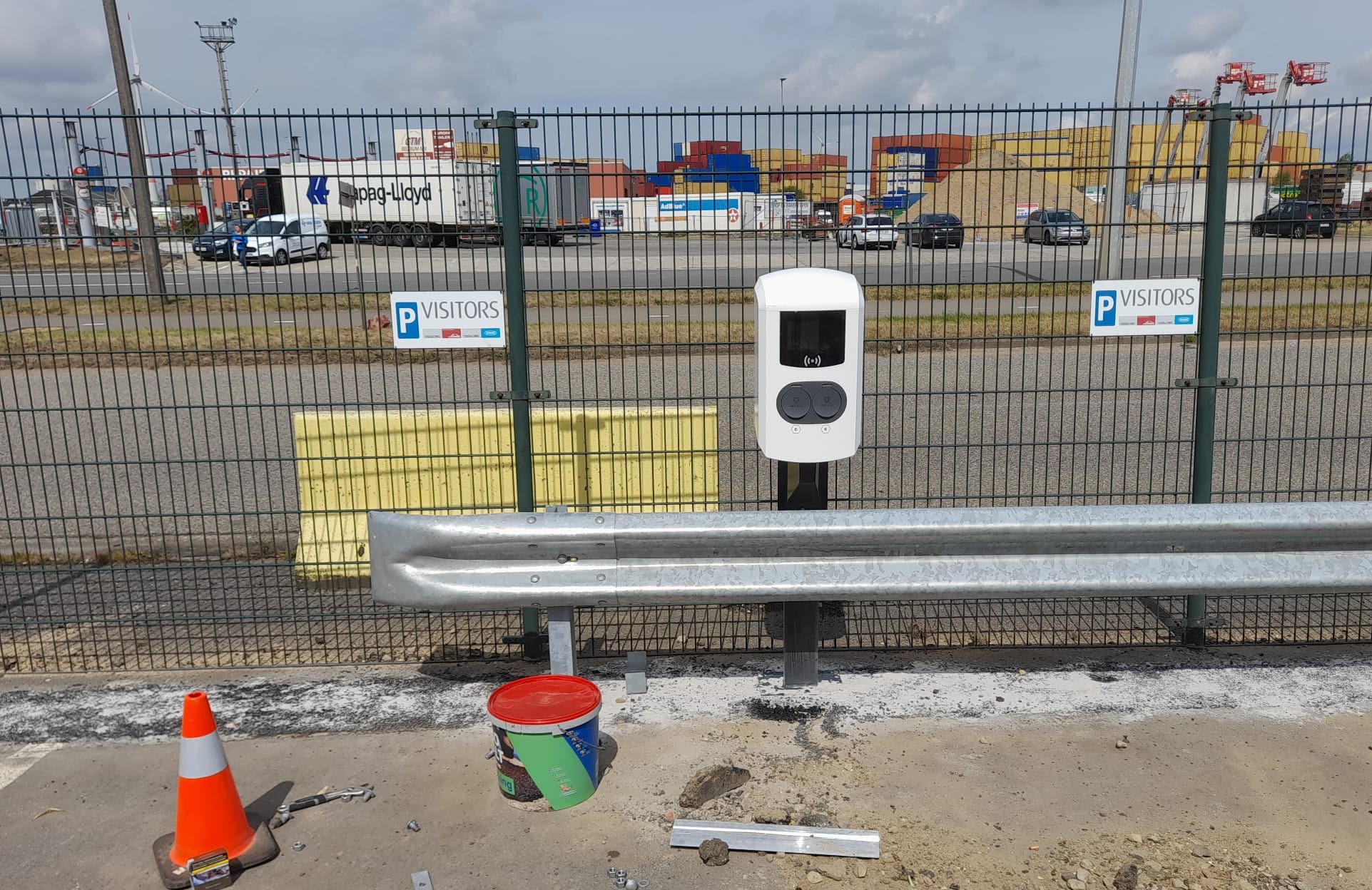 Laadpalen bij bedrijf in de haven van Antwerpen - FLUXA